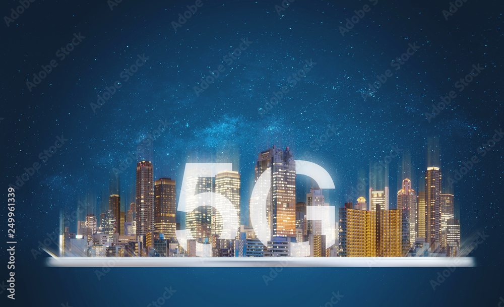 Foto de 5G internet network in the city, building and 5g in the city on ...