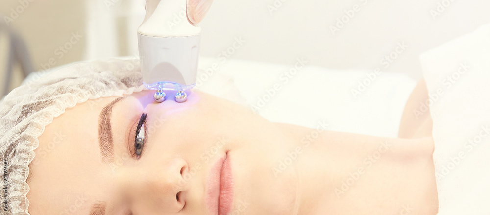 Light infrared therapy. Cosmetology head procedure. Beauty woman face ...