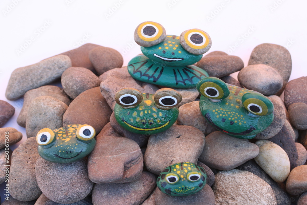 Frösche aus Kieselsteinen Stock Photo | Adobe Stock