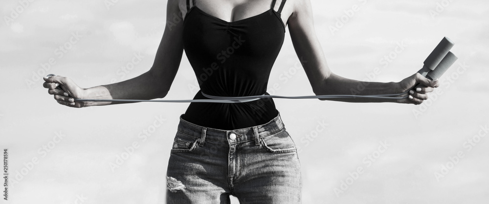 Foto de Slim body, jump rope. Girl with perfect waist with a jump rope ...