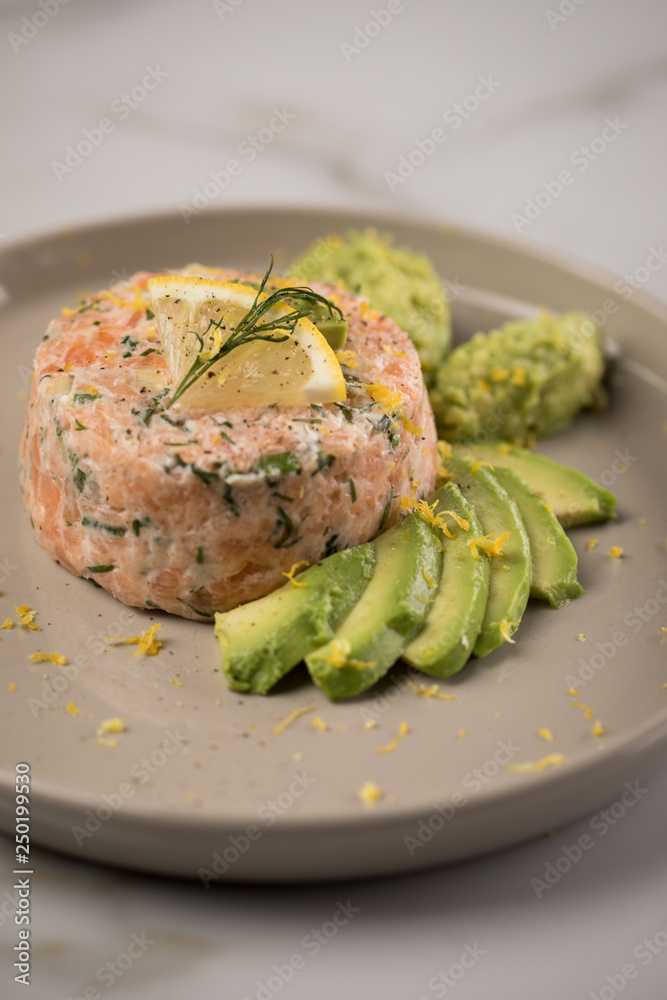 Rohes Lachstatar mit Lachs, Dill, Zitrone, Avocado und Vollkorn Toast ...
