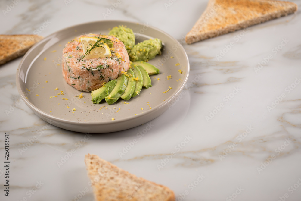 Rohes Lachstatar mit Lachs, Dill, Zitrone, Avocado und Vollkorn Toast ...