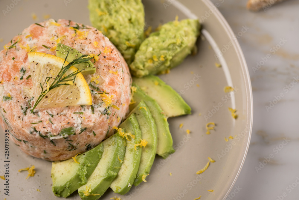 Rohes Lachstatar mit Lachs, Dill, Zitrone, Avocado und Vollkorn Toast ...