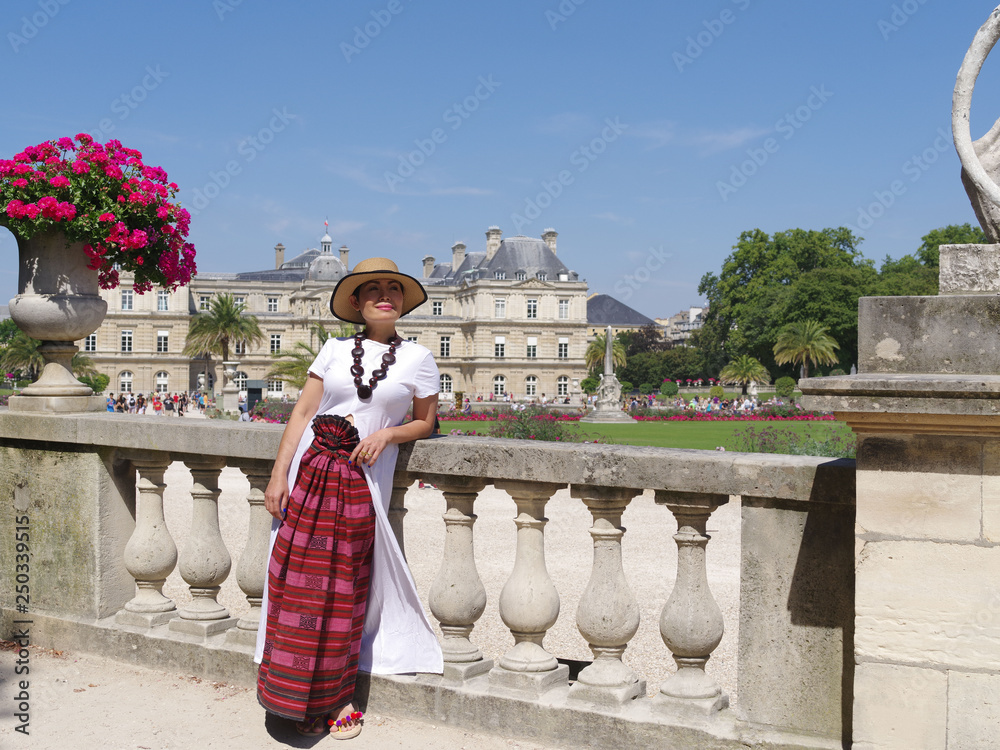 Femme posant au balcon devant le palais du Luxembourg à Paris Photos ...