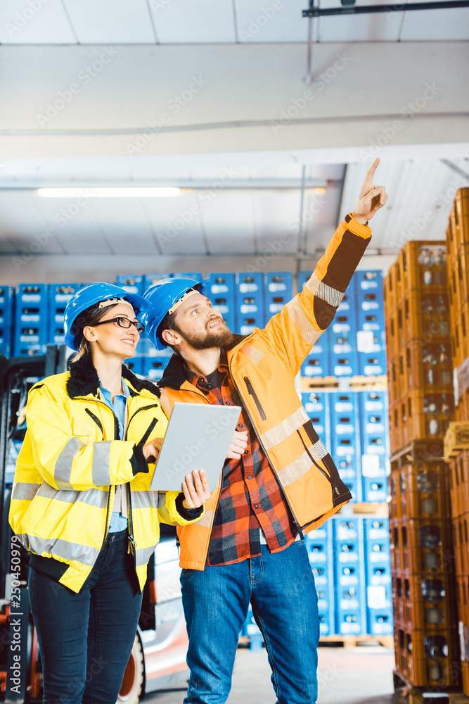 Arbeiter in einem Logistik Lagerhaus planen das nächste Projekt Stock ...