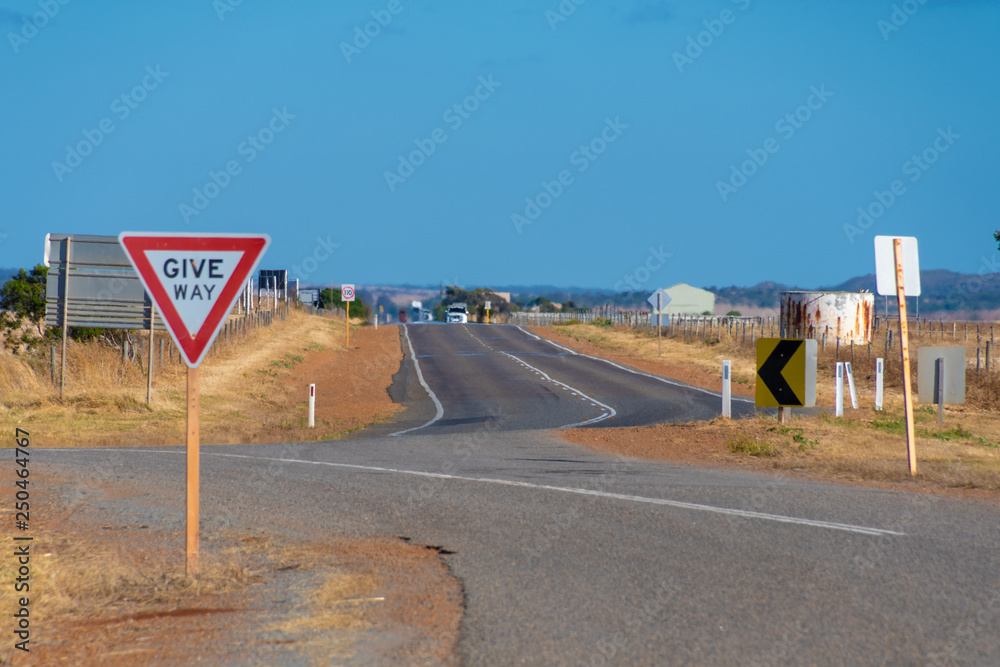 Give Way street sign at on of Australias endless Outback roads foto de ...