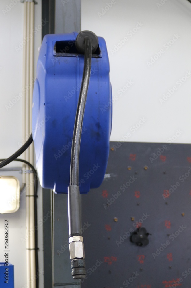 Compressed air line with pressure regulator, scale and flexibly hose ...