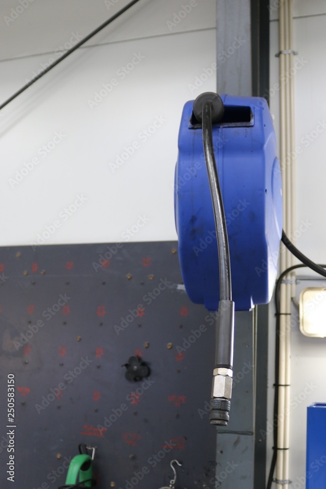 Compressed air line with pressure regulator, scale and flexibly hose ...