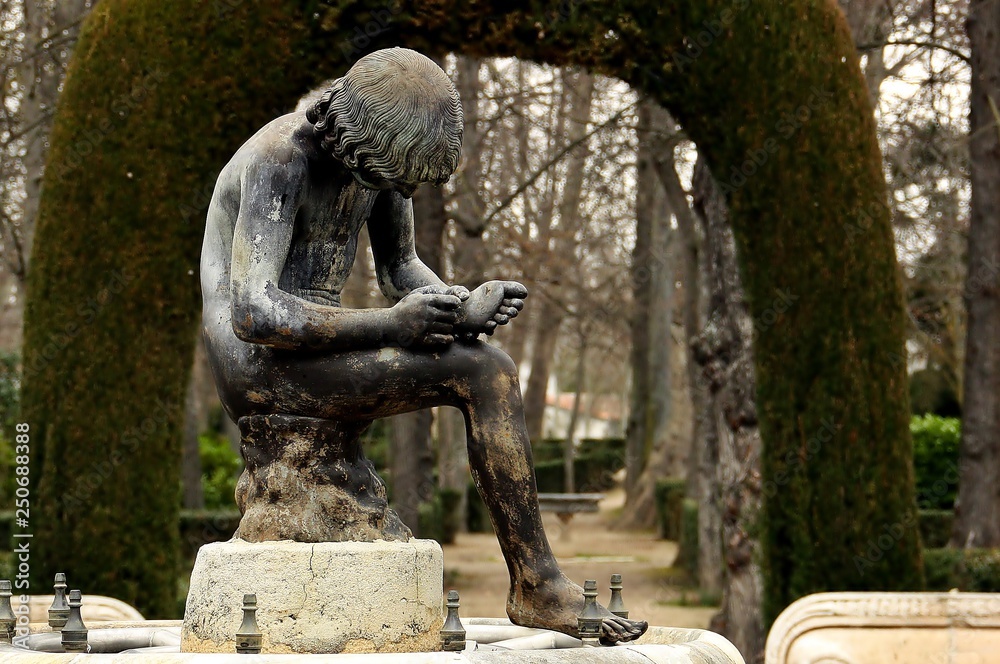 Fuente de el Espinario o del niño de la espina, en Aranjuez, Madrid ...