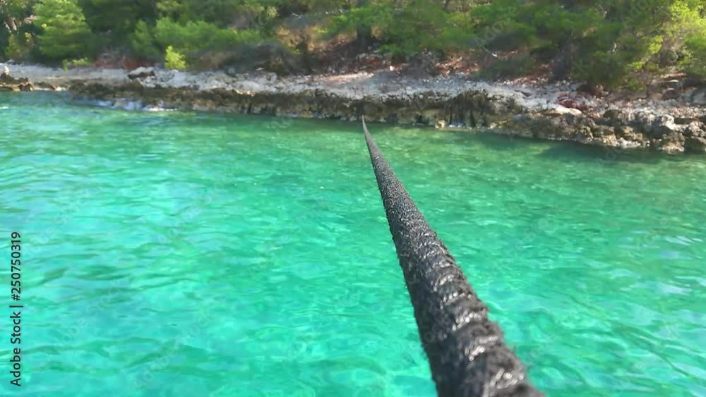 Vidéo Stock Selective focus on the anchor rope of the arrived boat near ...