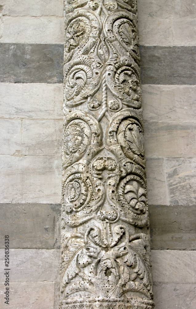 Cathédrale Saint-Martin de Lucques, détails d'une colonne (Lucques ...