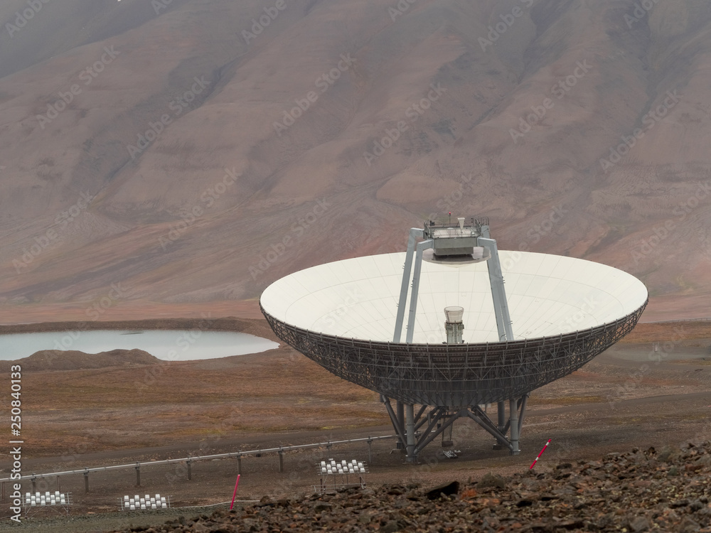 Fotka „EISCAT Svalbard Radar (ESR) near Longyearbyen in Spitzbergen ...