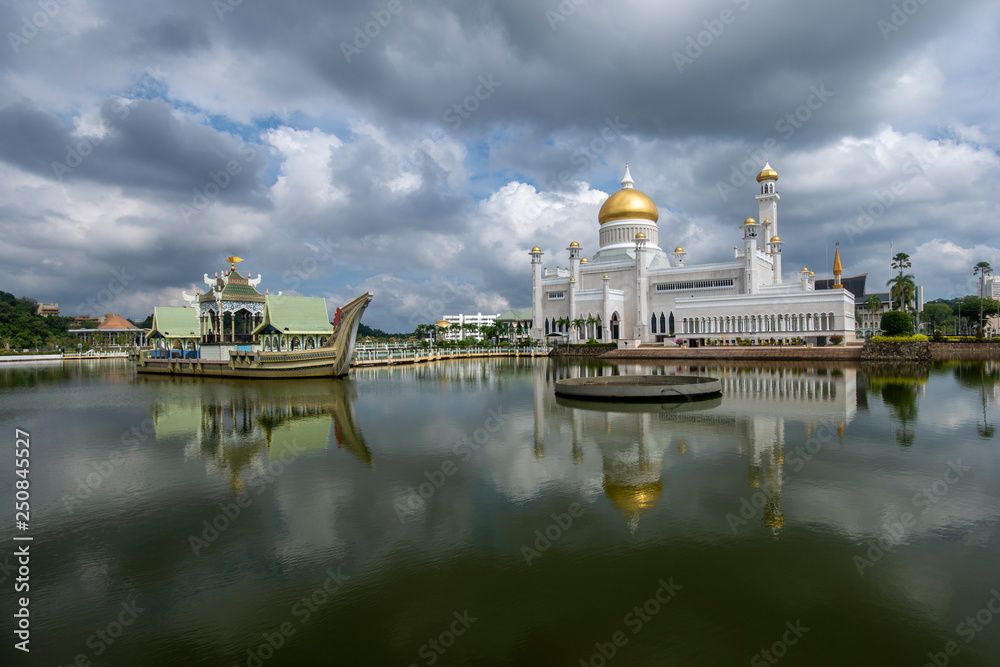 Sultan Omar Ali Saifuddien Mosque in Brunei during cloudy day ...