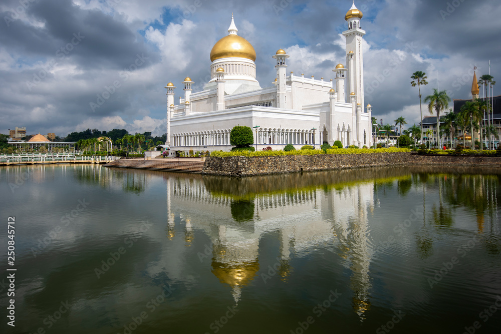 Sultan Omar Ali Saifuddien Mosque in Brunei during cloudy day ...