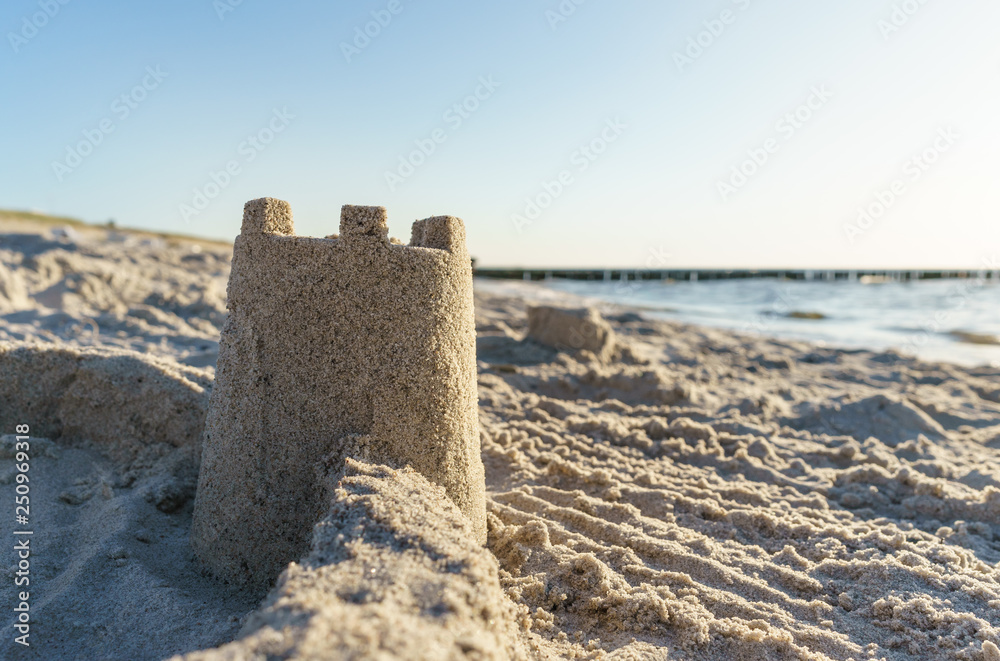 Sandburg am Strand mit Meer Stock-Foto | Adobe Stock
