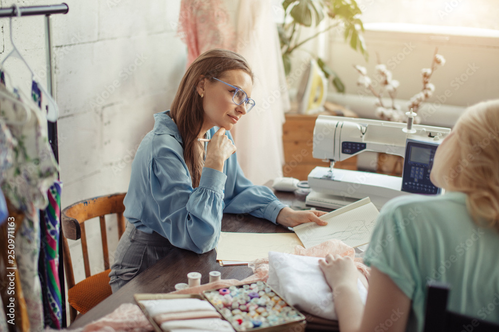 It is always a nice surprise to receive you in my atelier. Young woman ...
