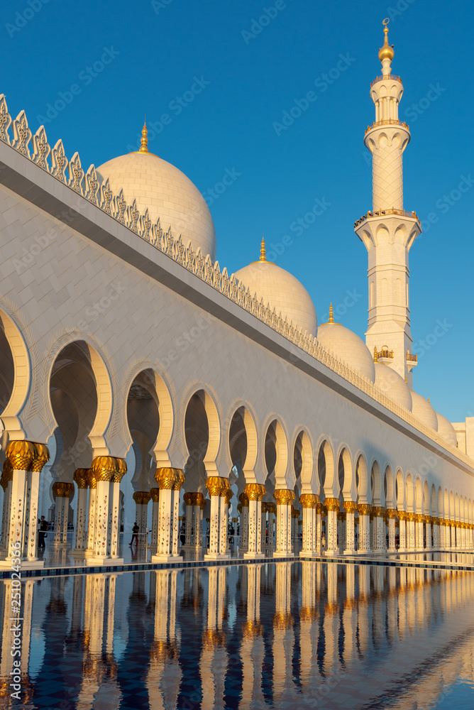 Poster Sheikh Zayed Grand Mosque in Abu Dhabi near Dubai, United Arab ...