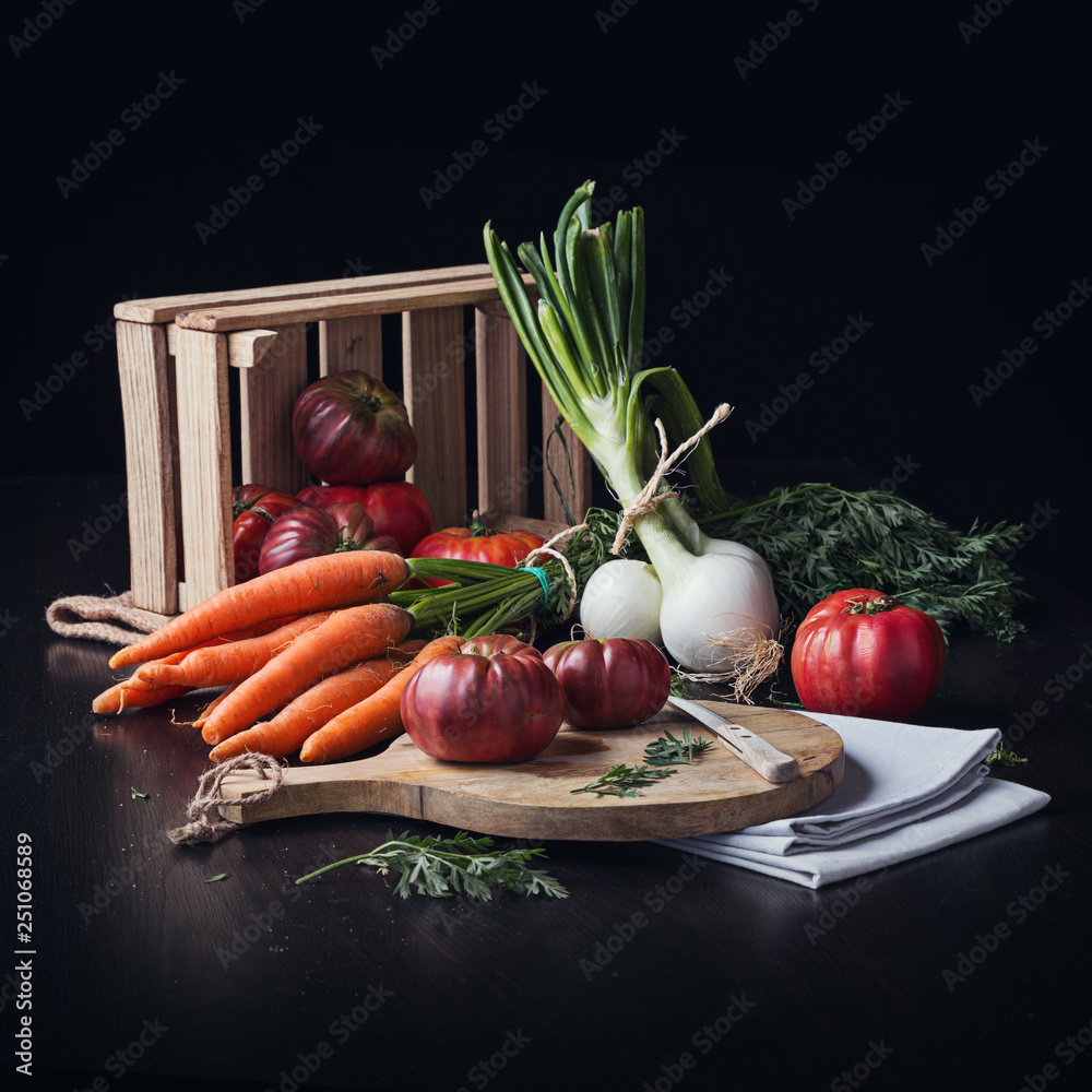 Bodegón de frutas verduras y hortalizas sobre mesa de madera foto de ...