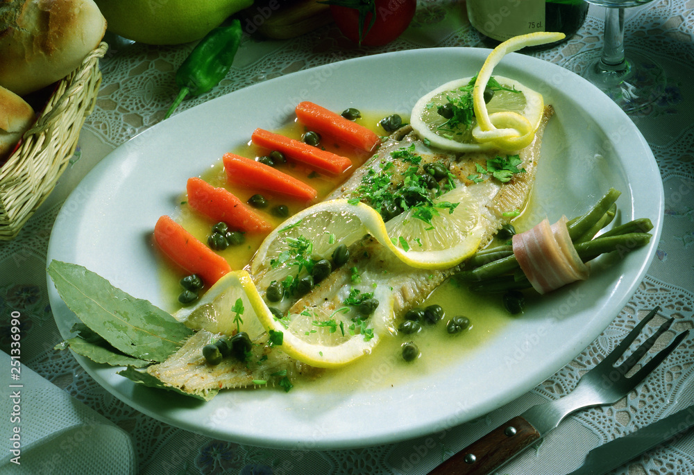 Plato con un lenguado guisado con ajo y perejil y acompañado con judias ...