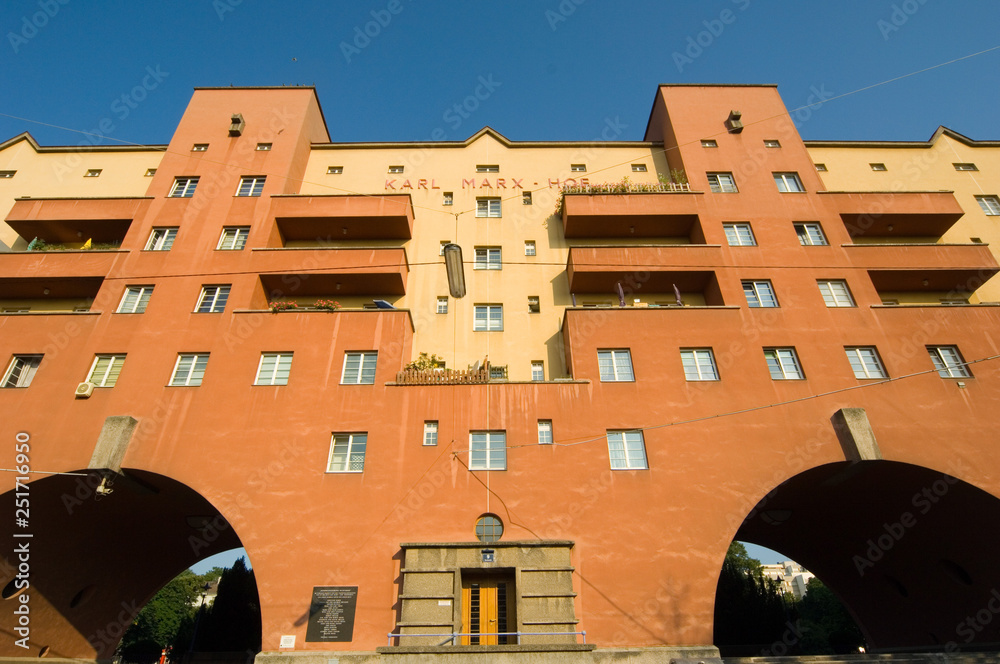 building karl marx hof, vienna, austria foto de Stock | Adobe Stock