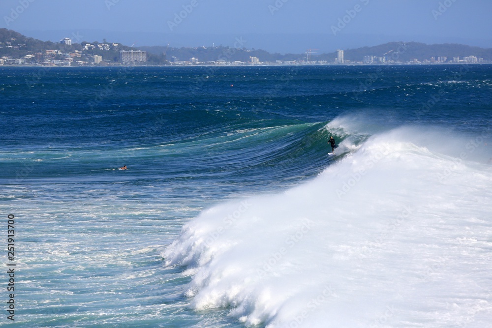 Foto de Amazing surfing at Greenmount Beach during Cyclone Oma, Gold ...