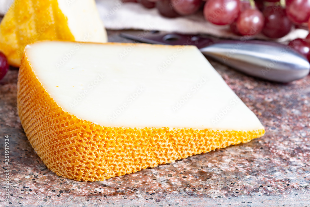 Foto de French yellow cheeses, Pur Brebis sheep melk cheese fron ...