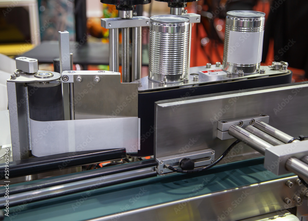 Full automatic tin can label applicator machine in food production line ...