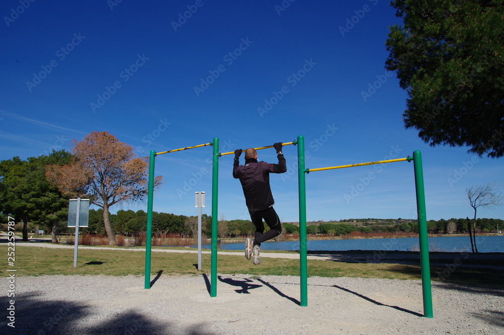 Agrés de sport barre horizontale et musculation à la mer Stock-Foto ...