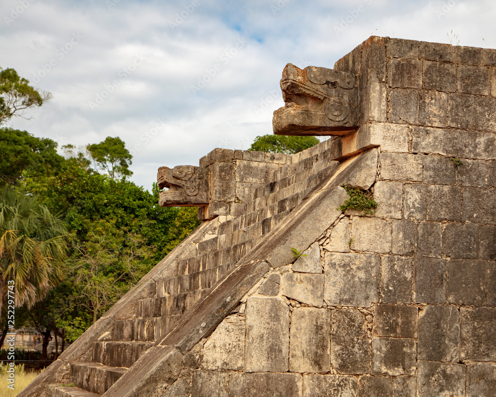 Foto de Great Platform of Venus or Tomb of the Chac Mool found on the ...