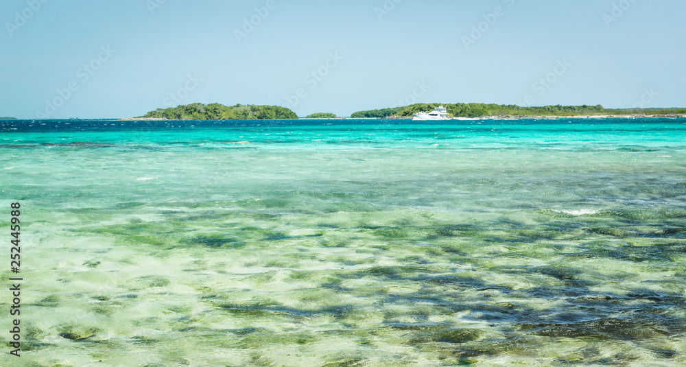 Paradise island and turquoise waters at the Caribbean. Los Roques ...