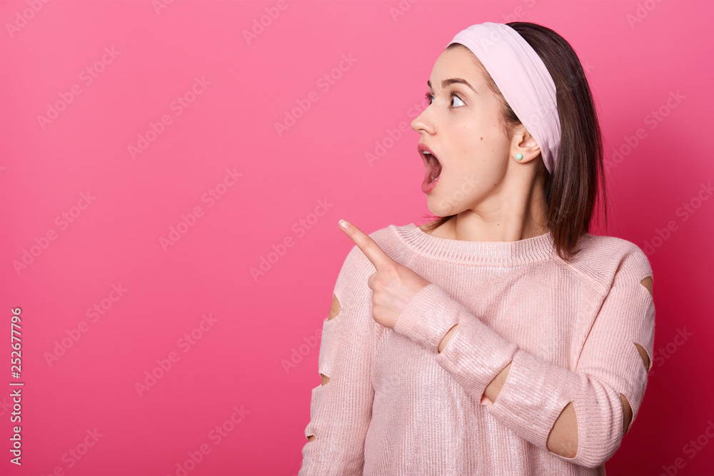 Portrait of shocked woman. Astonished girl stands isolated on pink ...