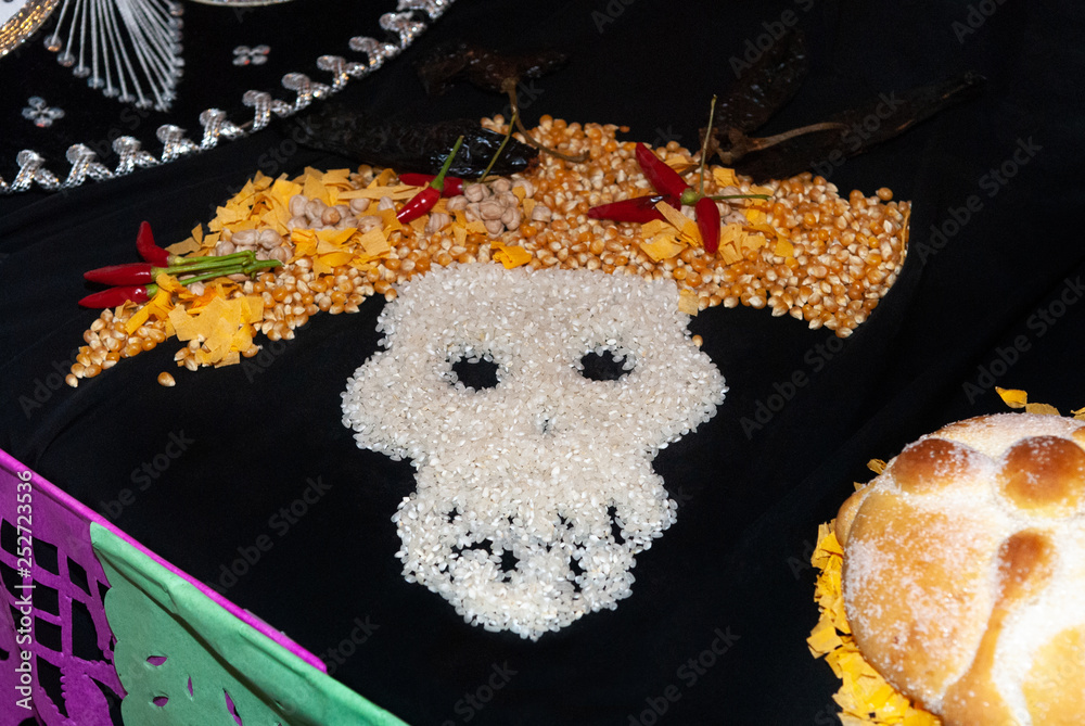 Día de Muertos: Ofrenda, traditional altar with offerings to the ...