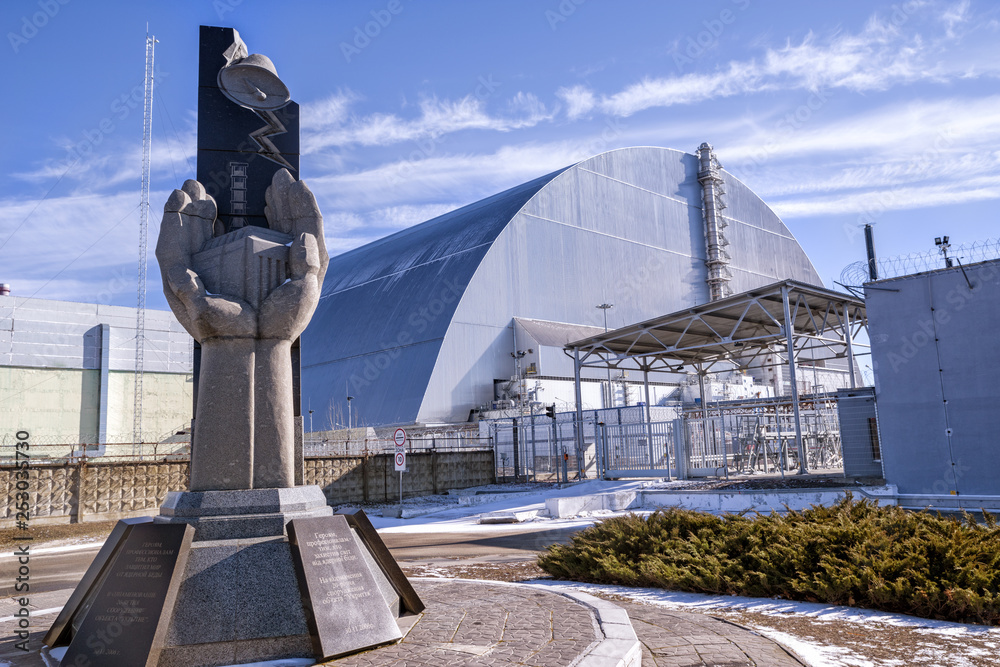 Foto de Monument, fourth reactor and its enclosing sarcophagus in ...