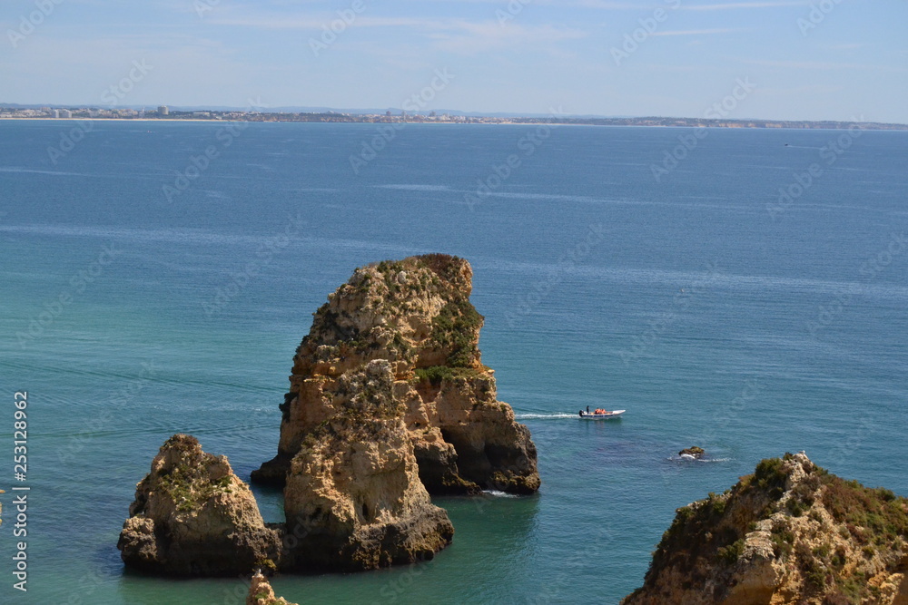 Bonitas vistas de las playas rocosas de la costa del Algarve al sur de ...