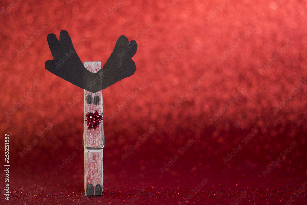 Manualidad de una pinza con forma de reno sobre fondo rojo Stock Photo ...