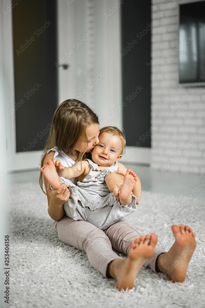 Foto de sister is messing with her younger brother. Sister is holding a ...