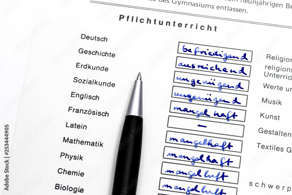 Schulzeugnis mit schlechten Noten Stock-Foto | Adobe Stock