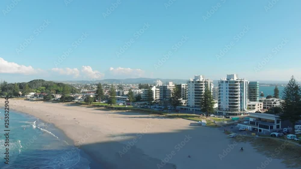 Vidéo Stock Ascending aerial view of the incredible beaches and water ...