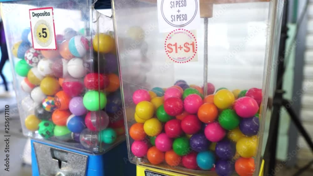 Colorful ball chewing gum in market / Chicles de bola de colores en ...
