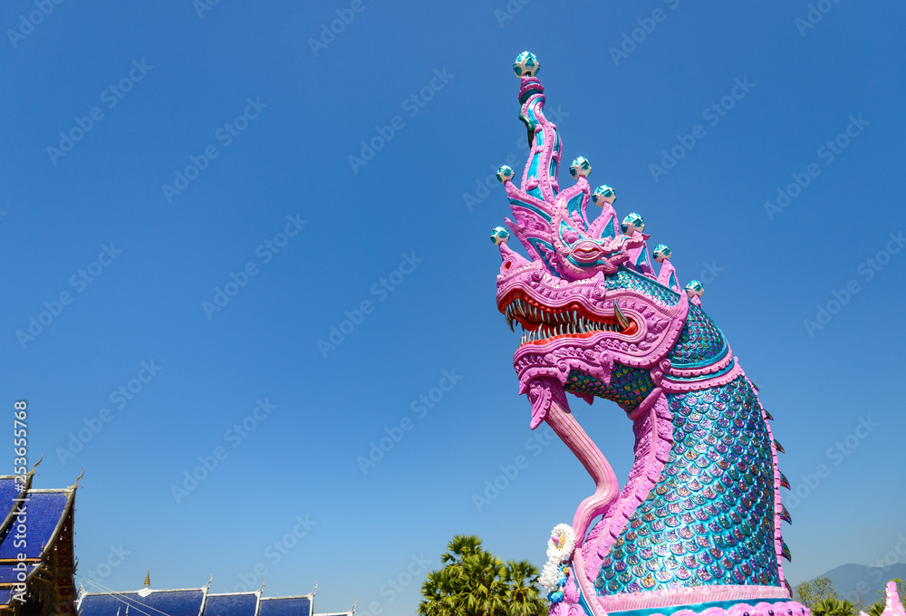 Foto de Head of pink queen Naga, legendary creature in buddhist ...