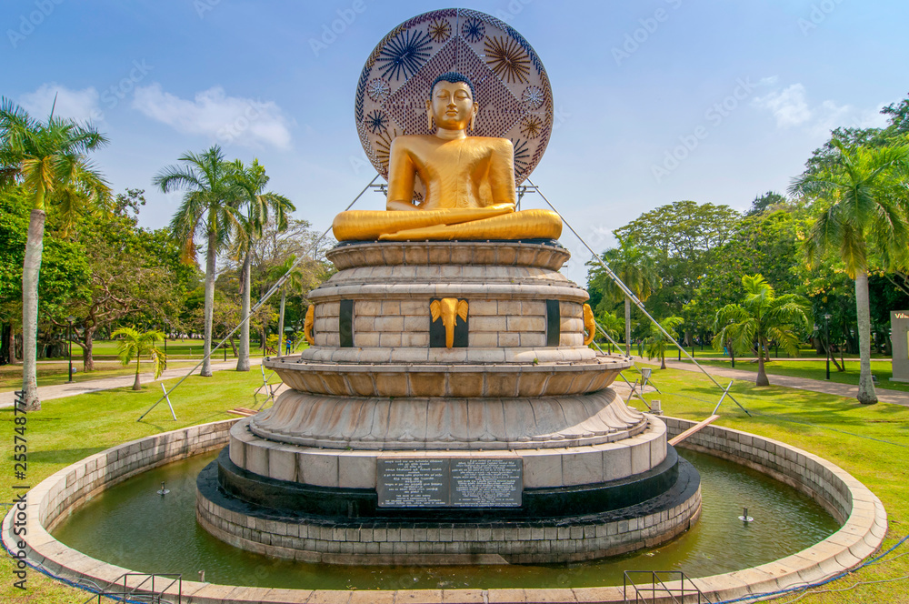 Beautiful landscape and golden buddha statue in Viharamahadevi Park ...