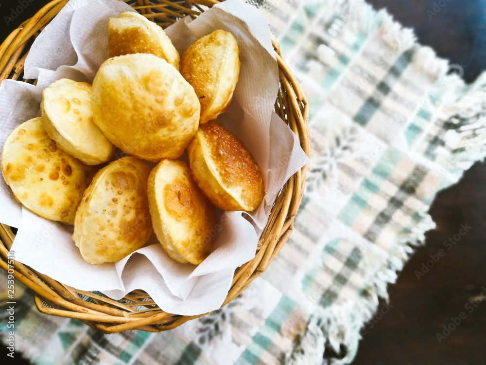 Foto de indian gujarati food puri or poori, khasta kachori,bedmi poori ...