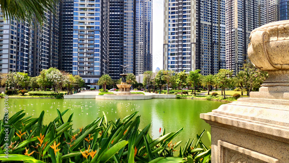 Foto de Saigon/Vietnam: March 1 2019: Landmark 81 super-tall skyscraper ...