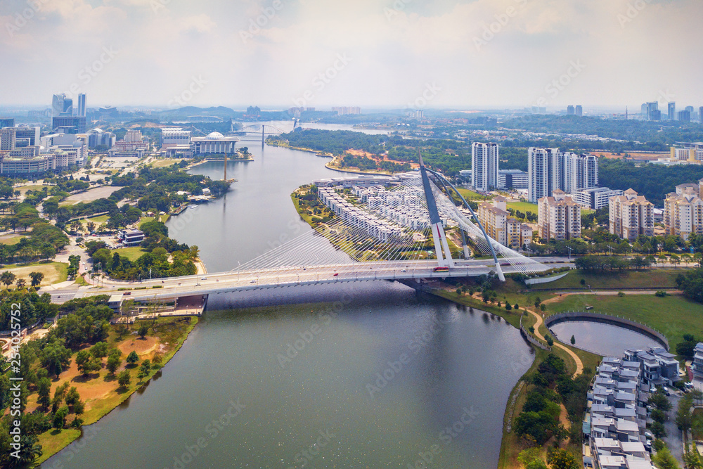 Seri Wawasan Bridge or Putra Bridge and Putrajaya Lake with blue sky ...