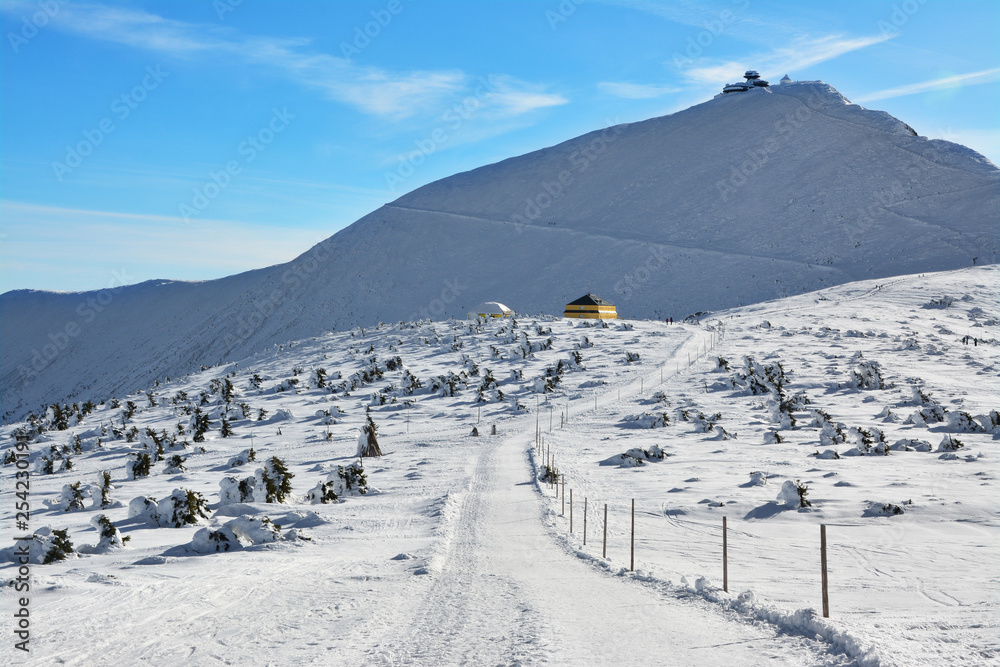 Piękny górski zimowy krajobraz, schronisko górskie, Sudety Stock Photo ...