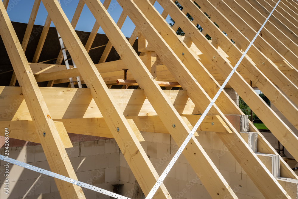 Dachbau aus Holzbalken Stock Photo | Adobe Stock