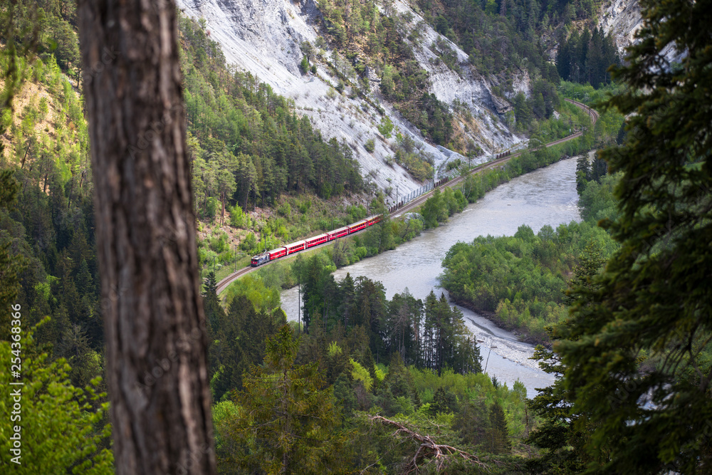 Roter Zug fährt durch die Rheinschlucht in der Schweiz. Stock Photo ...
