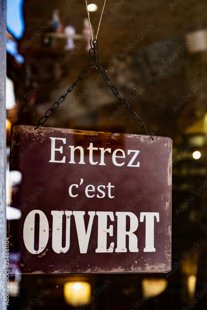 Panneau vintage sur une devanture Entrez c'est ouvert Stock Photo ...