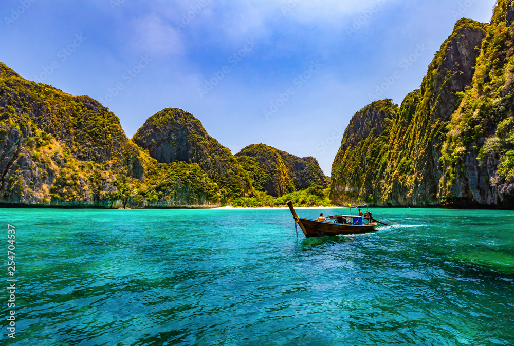 Fotka „Maya Bay is one of the most famous beaches on Phi Phi Lay. But ...