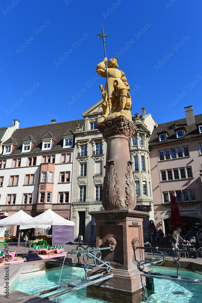 Renaissancefassaden und -Brunnen an der Place de la Réunion in Mulhouse ...